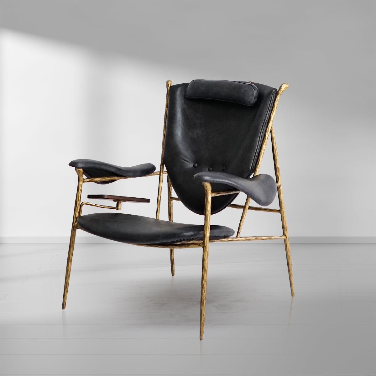Thaddeus Enamel Wooden Plate Leather Armchair – BALDERLIGHTING
